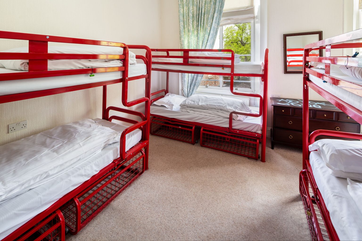 UK accommodation for large groups; parties or outdoor adventure