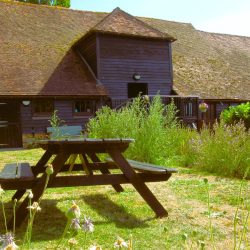 Puttenham Eco Camping Barn near to village pubs - Independent Hostels