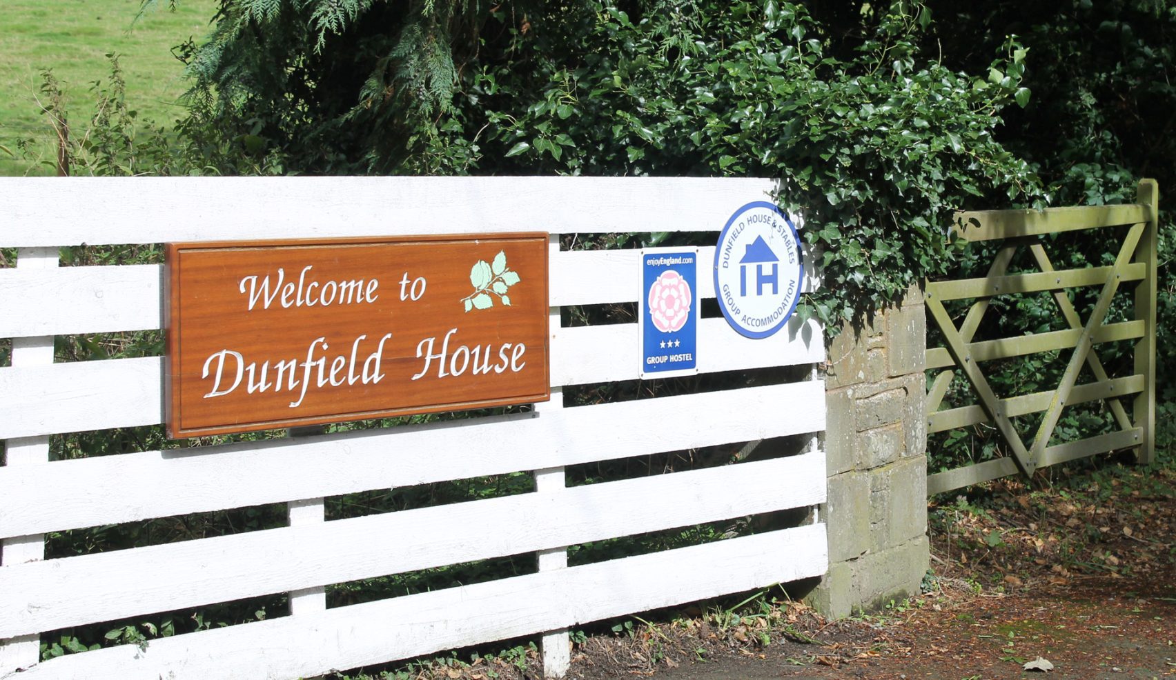 A 100 bed hostel with a swimming pool and parkland. - Independent Hostels