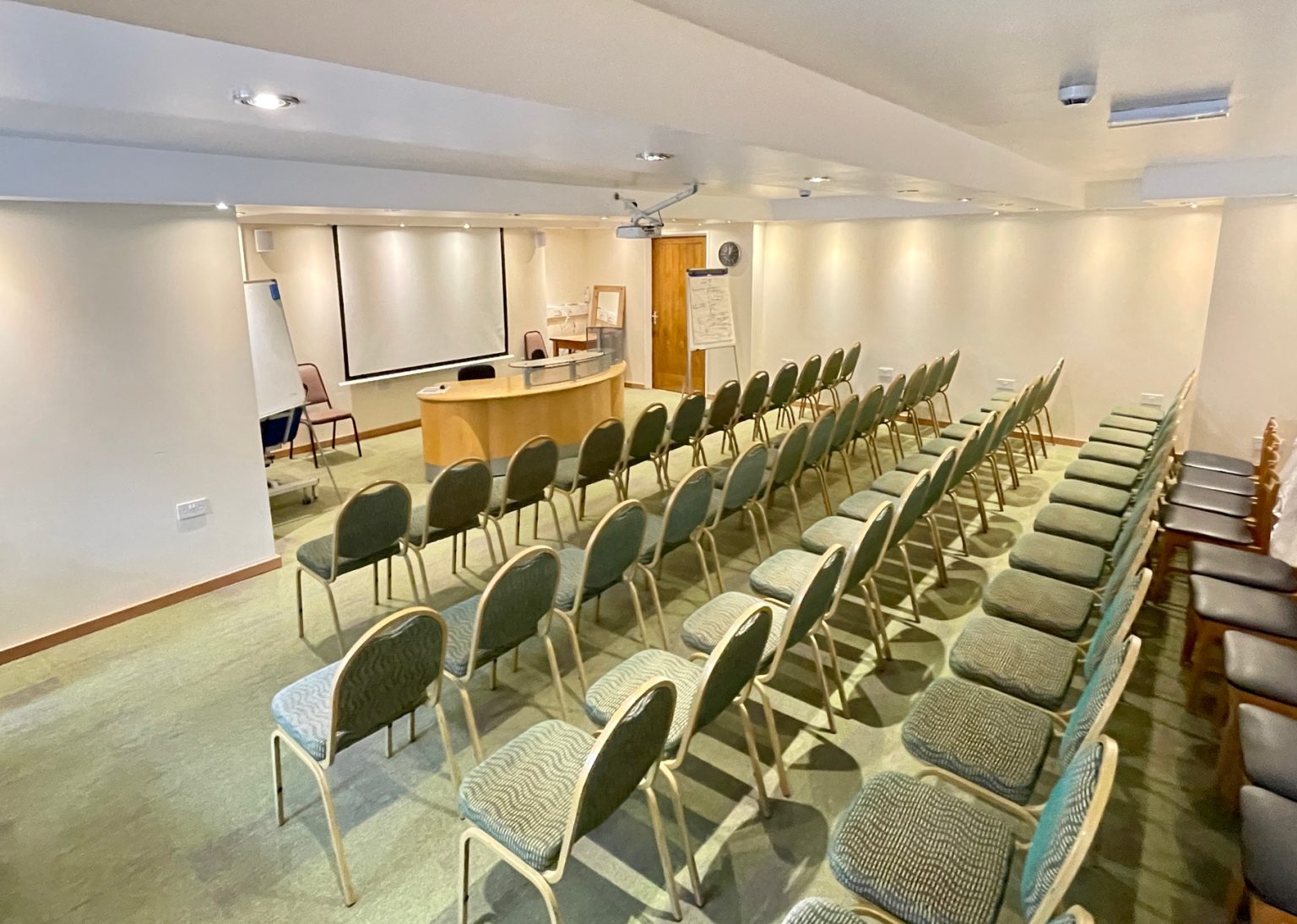 Large class/lecture rooms and games room Free use* - Independent Hostels